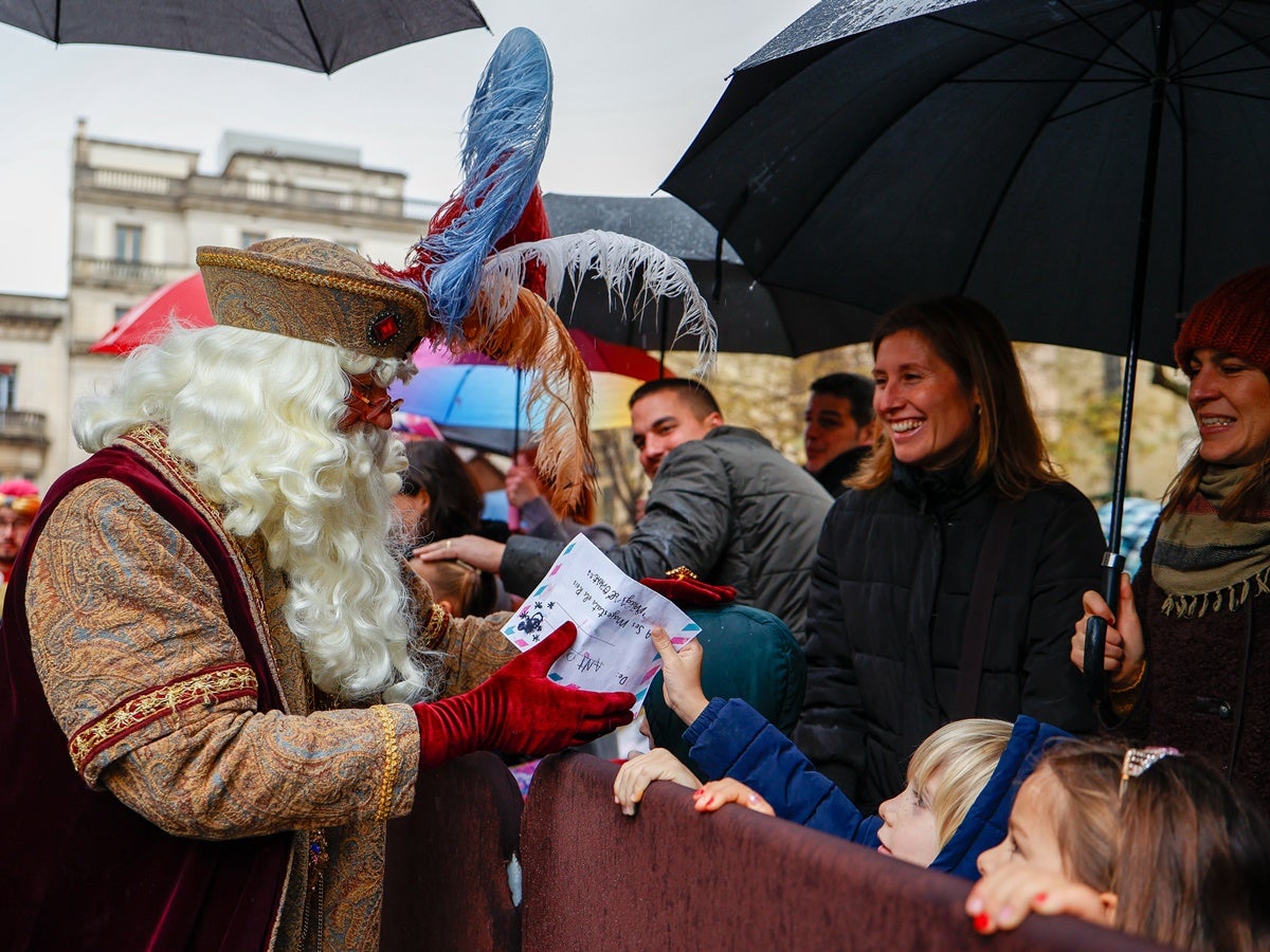 La pluja no frena l'Ambaixador Reial, que ja és a Sabadell